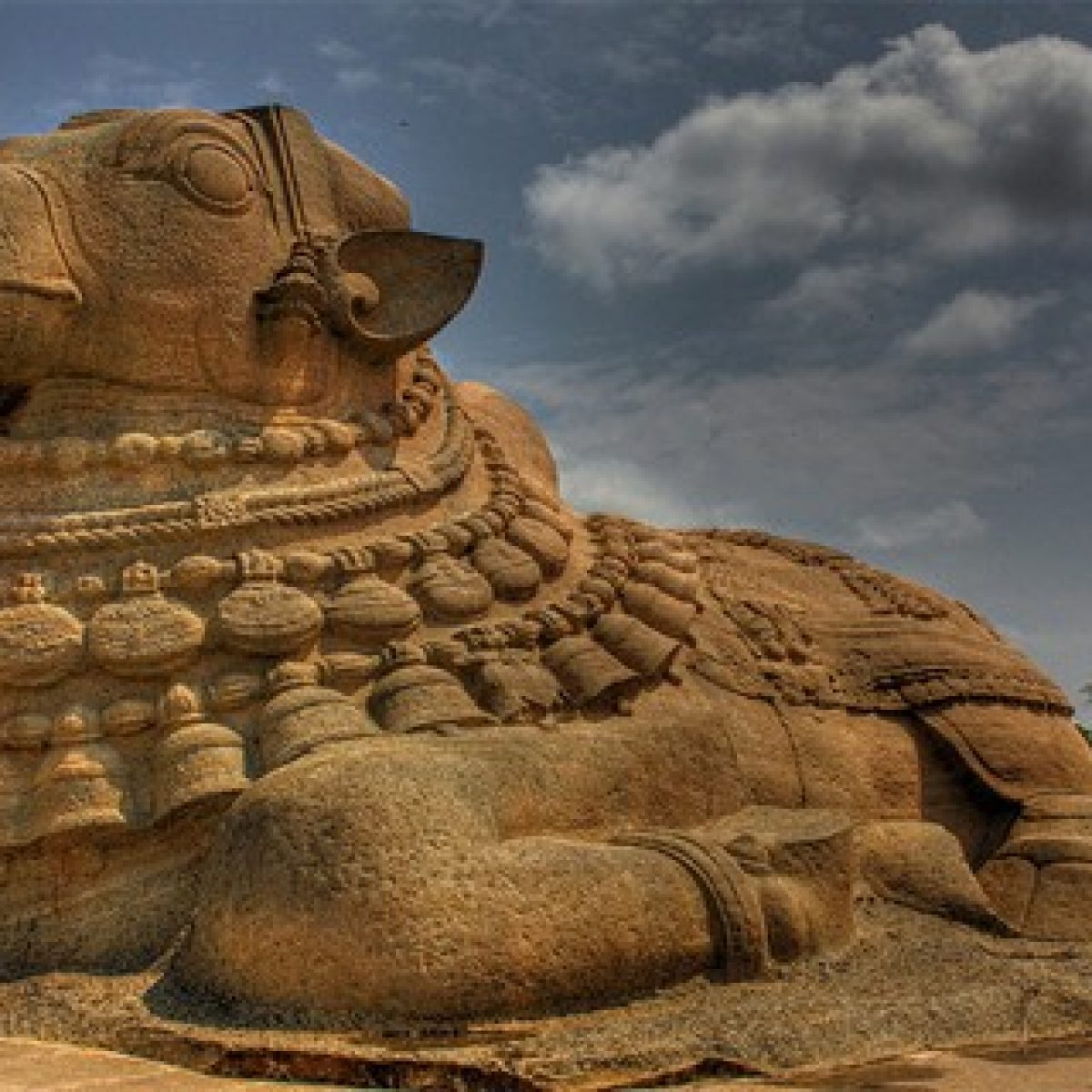Divine Mysteries : The Mysterious Hanging Pillar at Lepakshi temple ...